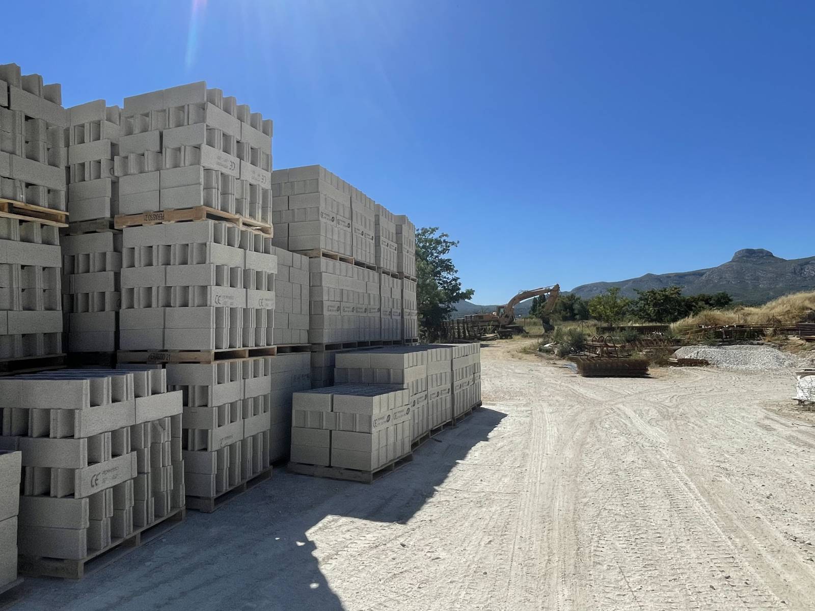 Agglos creux et parpaings pour vos murs et fondations en stock ...